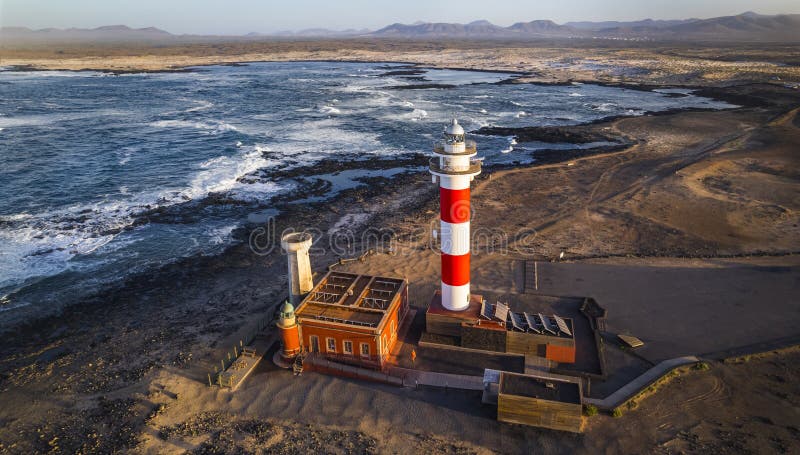 Paisaje Pintoresco Con Faro Sobre Puesta De Sol. Aereo Drone View ... Paisaje Pintoresco Con Faro Sobre Puesta De Sol. Aereo Drone View ...