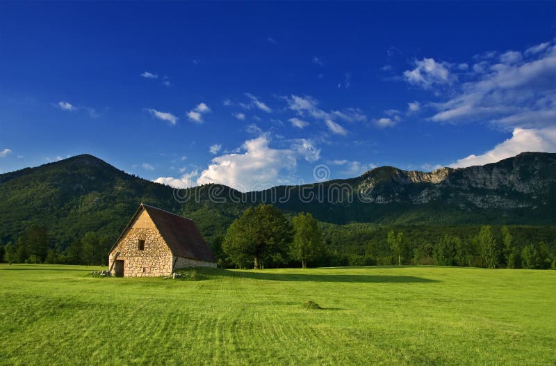 Paisaje Rural Con La Casa Vieja En El Campo Foto de archivo - Imagen de ...