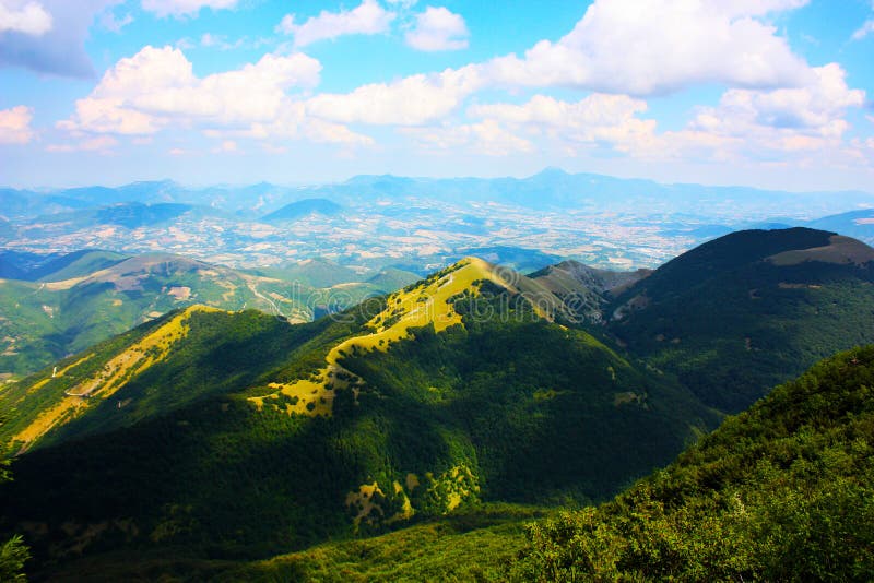 Paisajes Hermosos Del Apennines Foto de archivo - Imagen de resto ...
