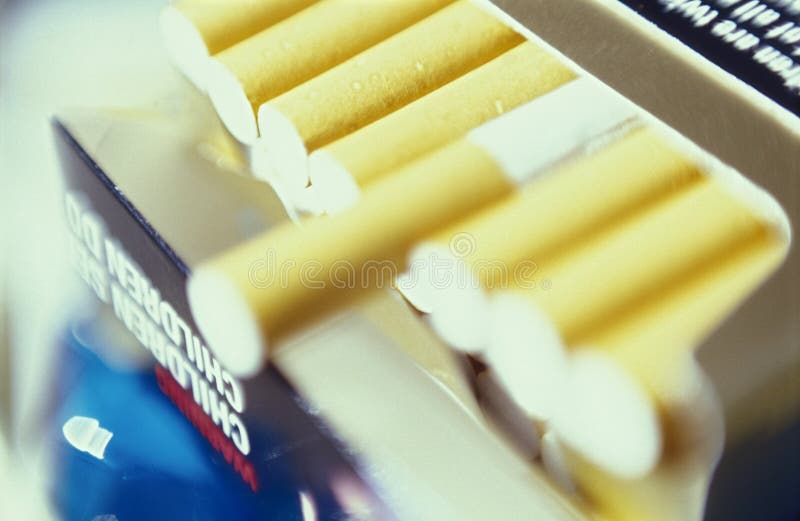 Pak sigaretten stock afbeelding. Image of nicotine, drugs - 10091781
