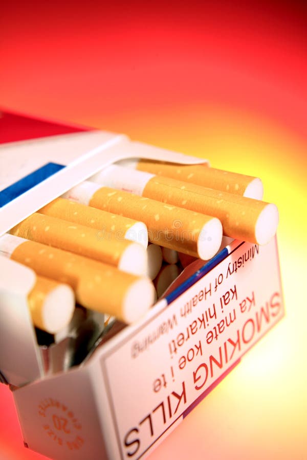 Pakje sigaretten stock foto. Image of duur, gevaarlijk - 2405404