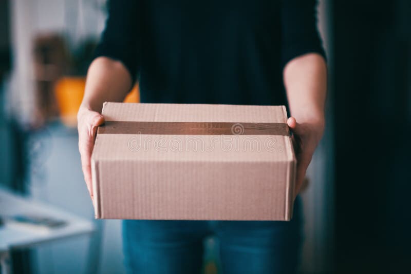 Paketlieferung stockfoto. Bild von arbeiter, fracht, frau - 72569700