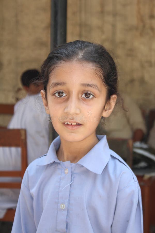 Pakistaans Meisje Met Voedseldrager in Lunchtijd, Pakistan Redactionele ...