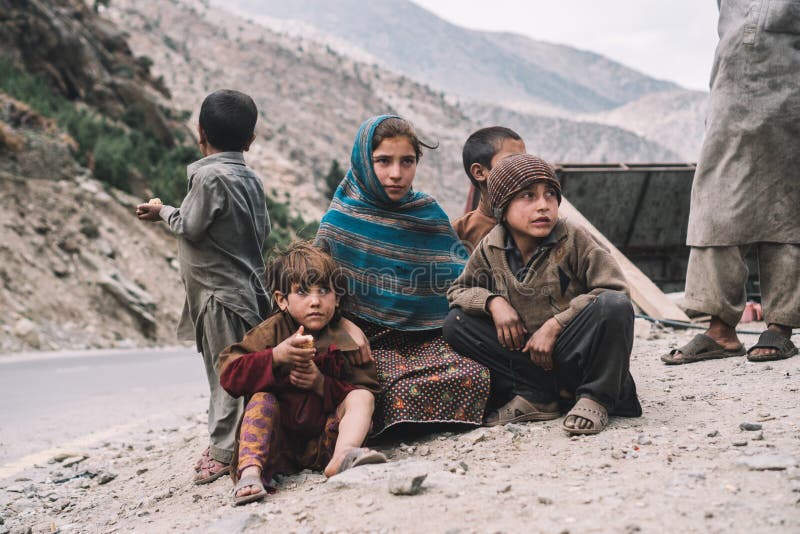 Pakistanska fattiga barn redaktionell foto. Bild av färg - 126476265