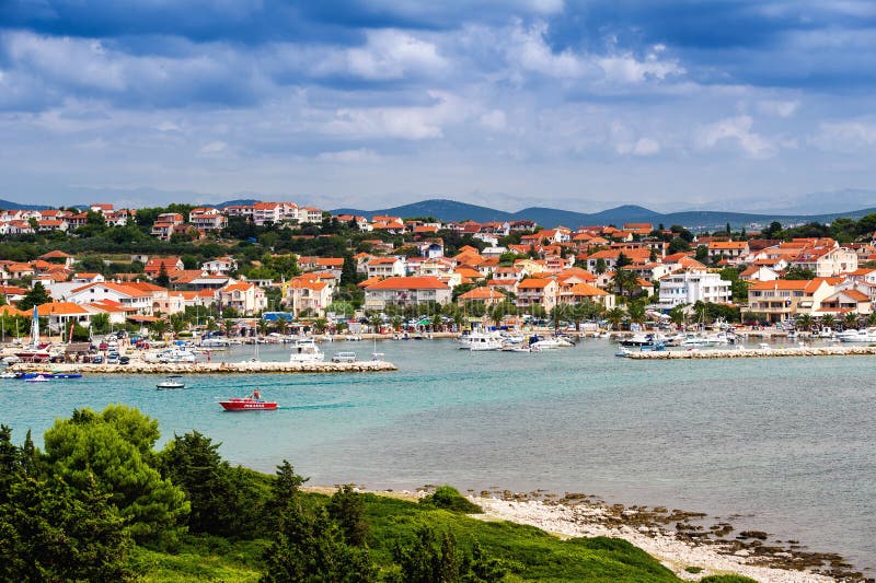 Pakostane Croatie photo stock. Image du océan, été, architecture - 96336444