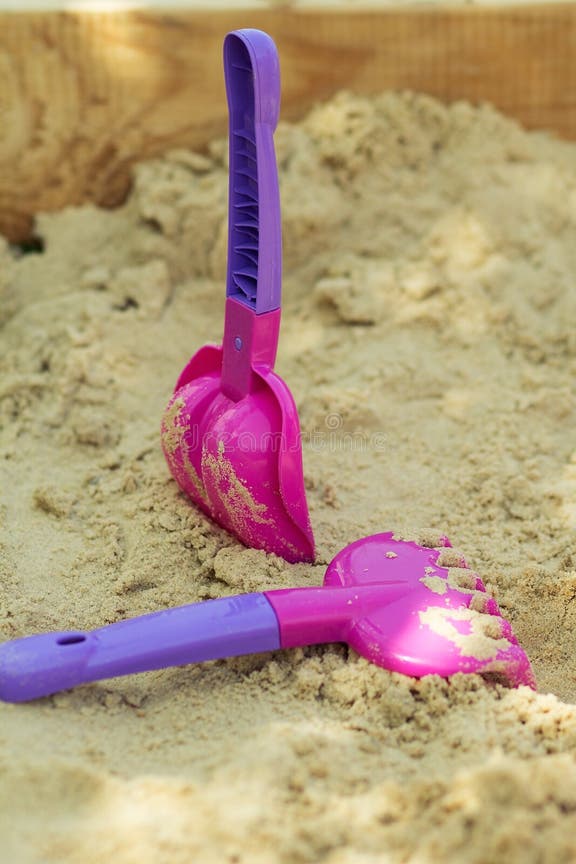 Pala e rastrello rosa fotografia stock. Immagine di pala - 73274836