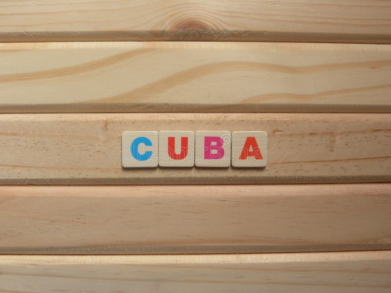 La Palabra Cuba Se Hace De Letras Multicoloras En La Arena Blanca Como ...