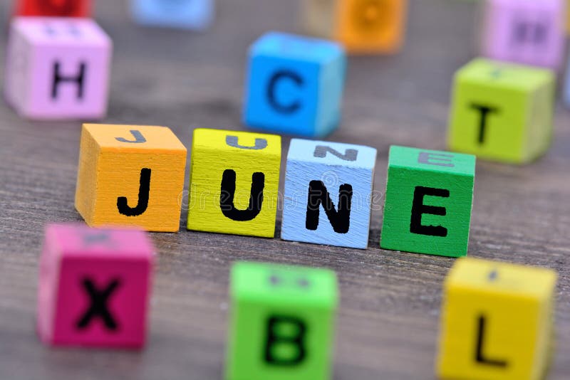 Junio - Palabra Dibujada En La Playa De La Arena Con La Onda Suave Foto ...