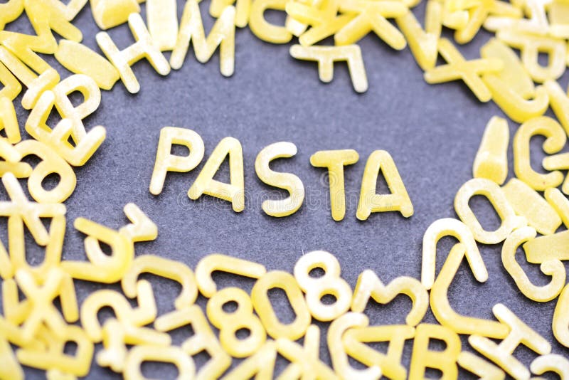 Palabra De Pasta Escribir En Harina Sobre Un Fondo De Piedra Imagen de ...