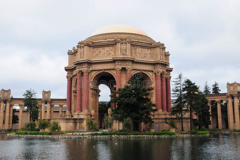 Palace of Fine Arts Rotunda in San Francisco with Water and Greenery ...
