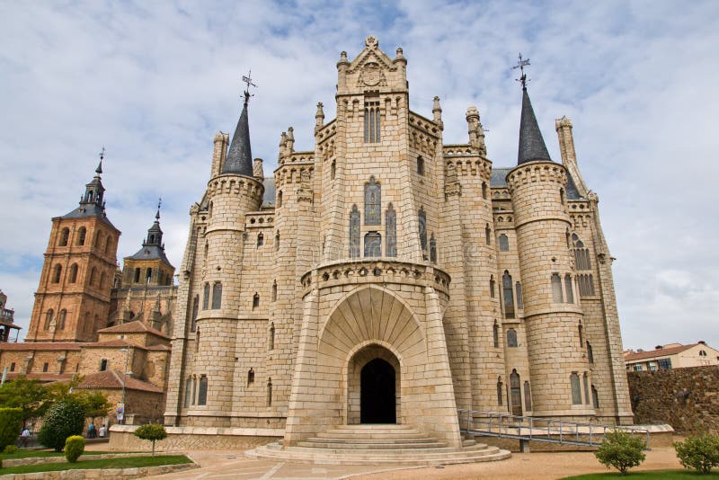 Palacio De Gaudi En Astorga Imagen de archivo - Imagen de cielo ...