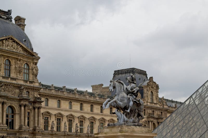 Palacio de louvre paris imagen editorial. Imagen de historia - 227037155