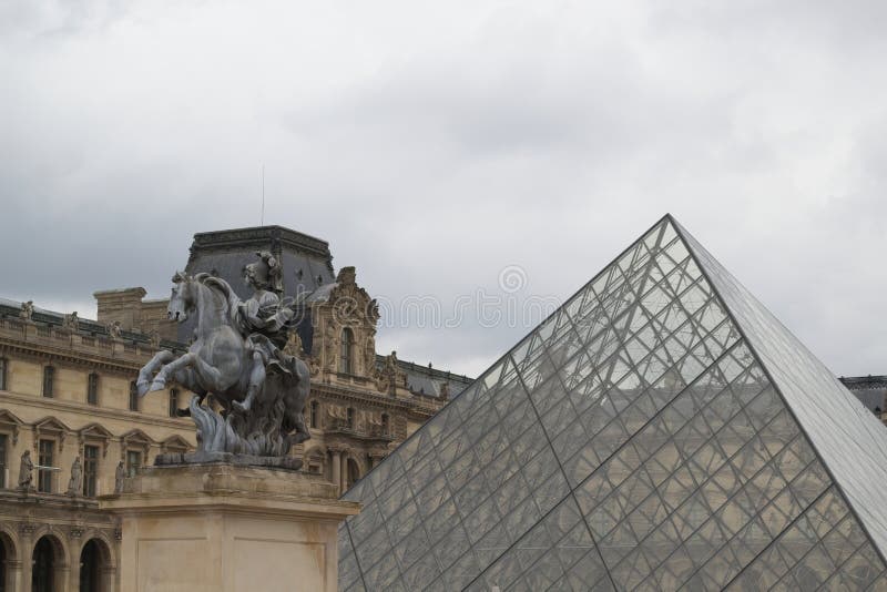 Palacio de louvre paris fotografía editorial. Imagen de turismo - 227037167