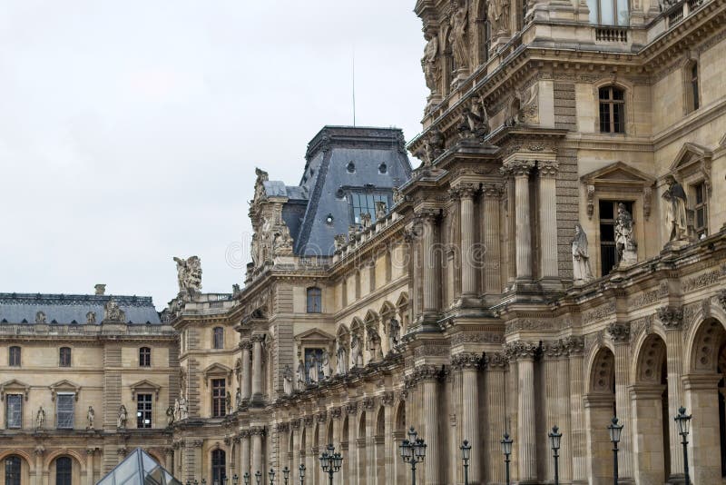 Palacio de louvre paris foto de archivo. Imagen de religioso - 227037228