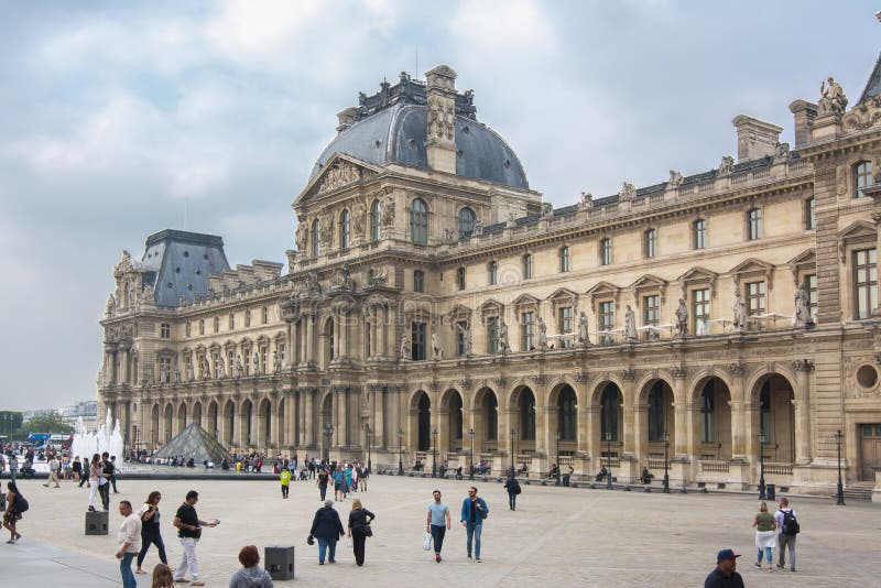 Palacio Del Louvre En París, Francia Imagen de archivo editorial ...