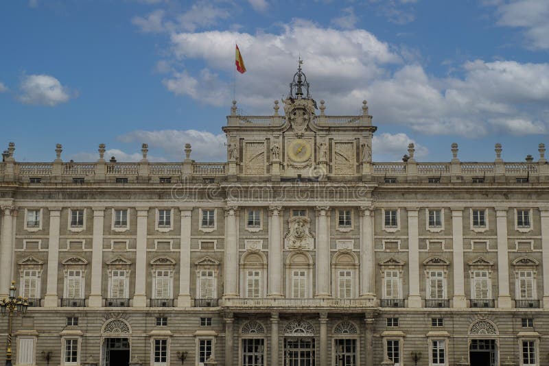 Palacio Real Madrid Al Atardecer Imagen de archivo editorial - Imagen ...
