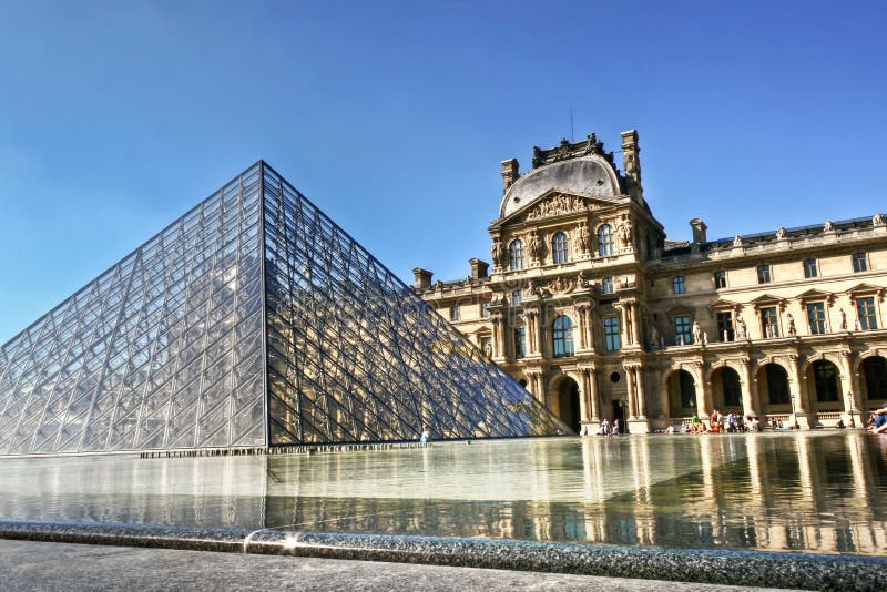 Palacio Y Pirámide Del Louvre Foto de archivo editorial - Imagen de ...