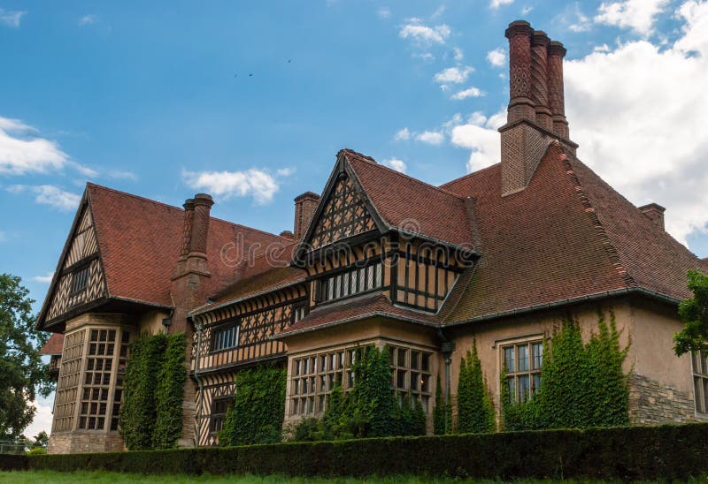 Palais de Cecilienhof image stock. Image du cour, fontaine - 33086809