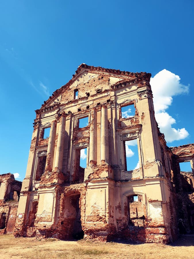 Ruines de vieux palais image stock. Image du pierre, ruine - 15656435