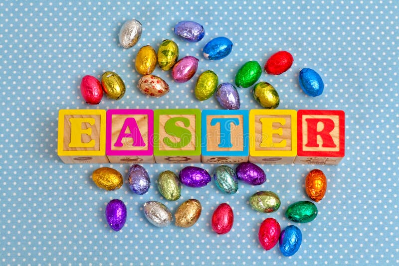 Palavra De Easter Em Letras De Bloco De Madeira Foto de Stock - Imagem ...
