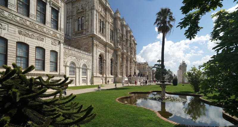 Palazzo Di Dolmabahce Nello Stretto Di Bosphorus a Istanbul Turkey, Di ...