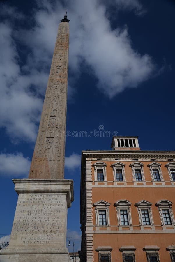 Palazzo Romano E Obelisco Egiziano Roma, Italia Immagine Stock ...