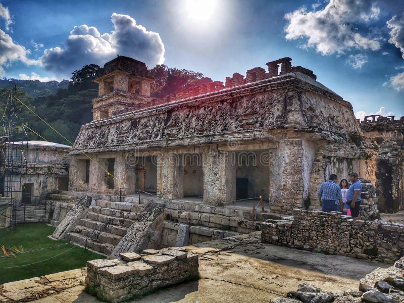 Palenque Temple Building. Chiapas, Mexico Editorial Stock Photo - Image ...