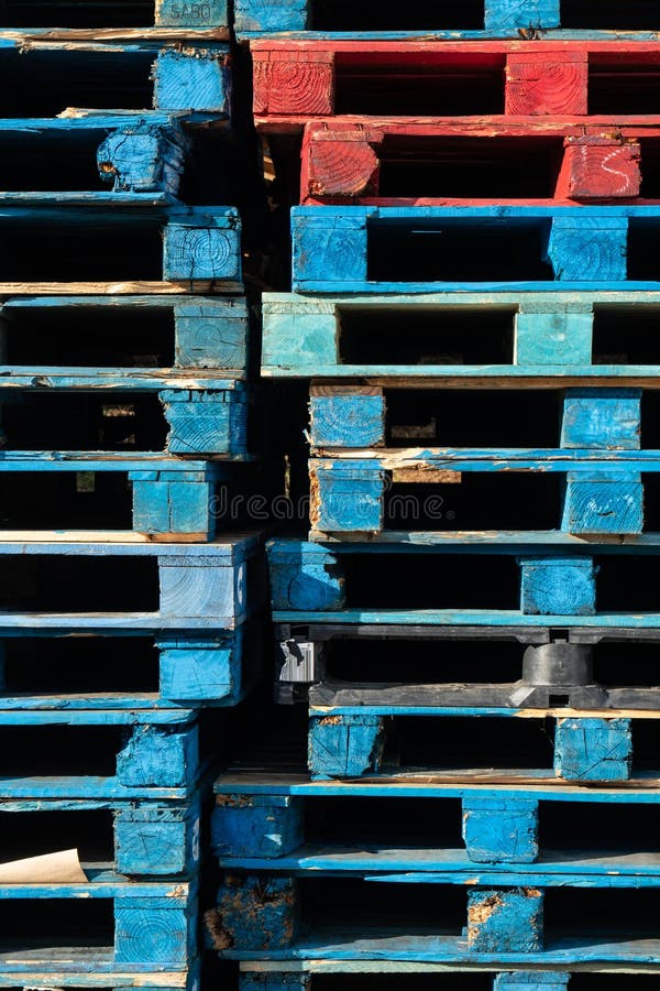 Paletes vermelhas e azuis foto de stock. Imagem de empilhado - 210489860