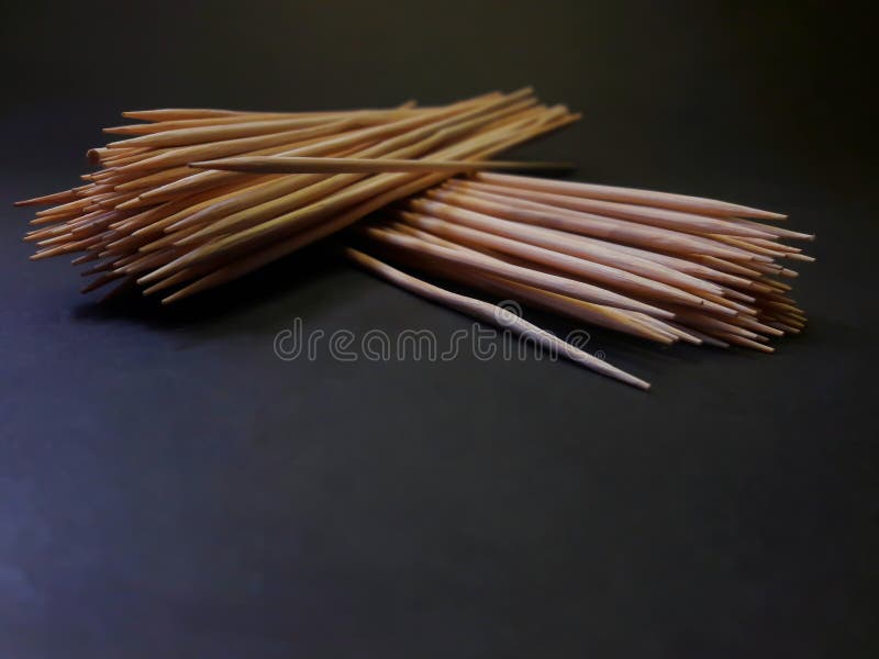 Palito De Dente Feito De Bambu Com Fundo Preto Imagem de Stock - Imagem ...