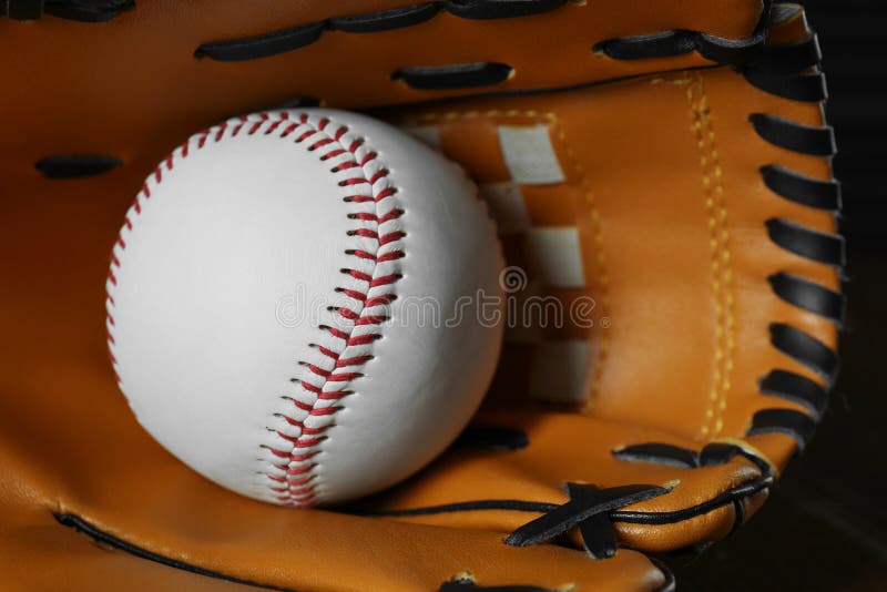 Palla Da Baseball E Guanto Professionale Immagine Stock - Immagine di ...