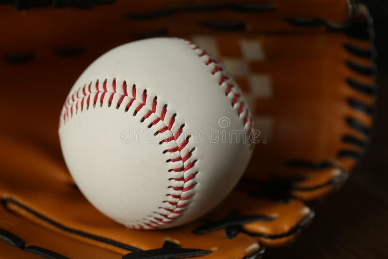 Palla Da Baseball E Guanto Professionale Immagine Stock - Immagine di ...