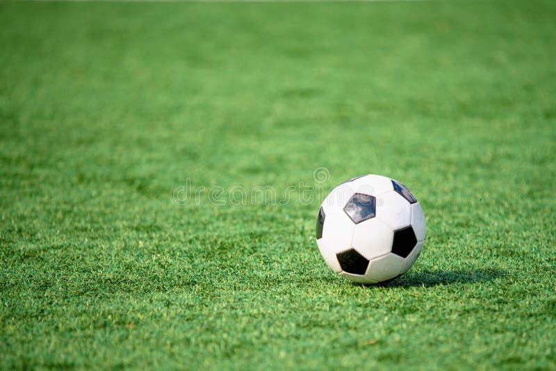 Palla Da Calcio O Palla Da Calcio in Campo Verde Fotografia Stock ...