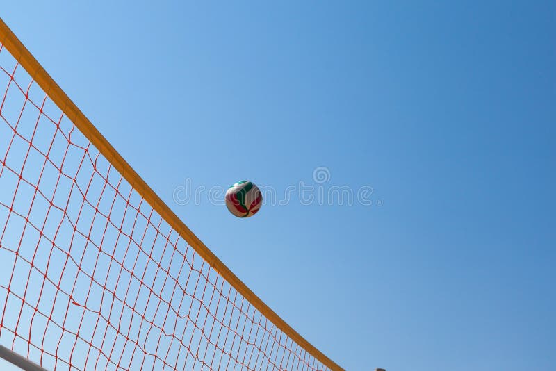 Palla Di Pallavolo Sopra Rete Fotografia Stock - Immagine di sabbia ...