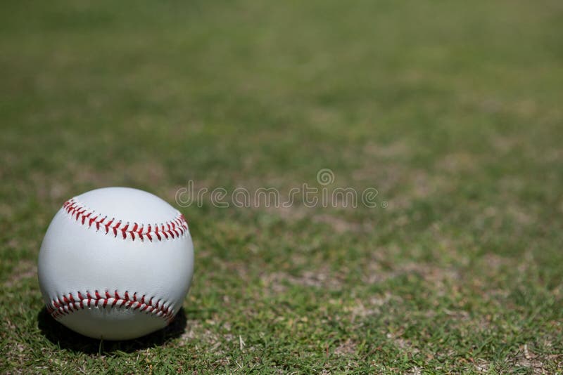 Palla Sul Campo Di Baseball Immagine Stock - Immagine di giorno, erba ...