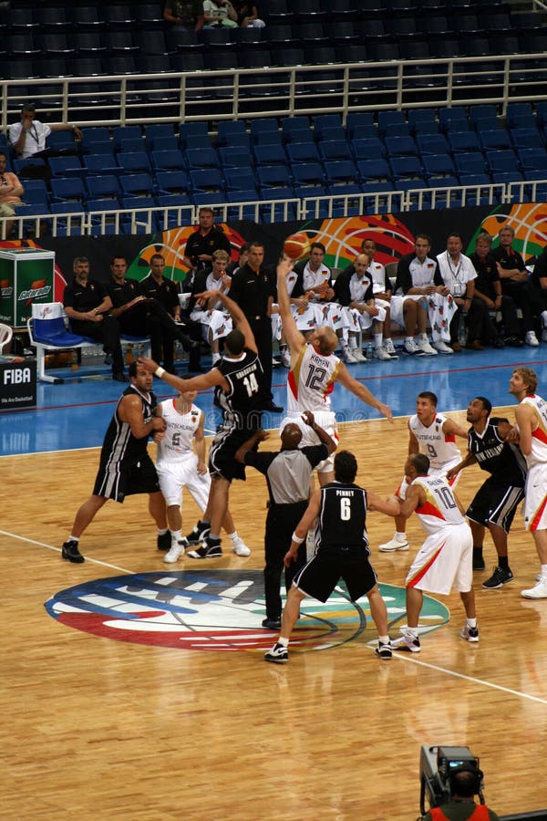 Pallacanestro immagine editoriale. Immagine di sfera, pavimento - 5805035