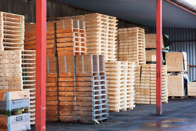 Houten Die Pallets in Rij Worden Geschikt Stock Afbeelding - Image of ...