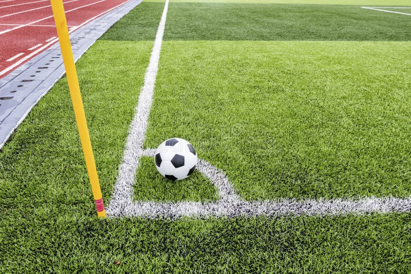 Pallone Da Calcio Sul Campo Di Calcio Immagine Stock - Immagine di ... Pallone Da Calcio Sul Campo Di Calcio Immagine Stock - Immagine di ...