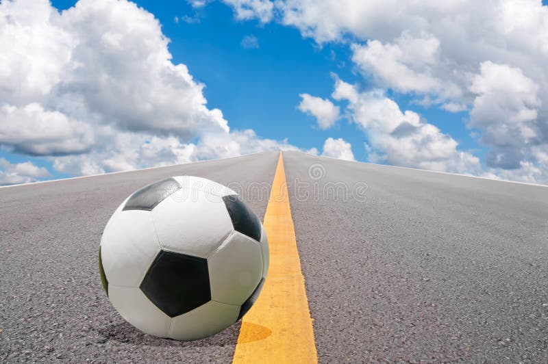 Pallone Da Calcio Sulla Strada Immagine Stock - Immagine di sfera ...