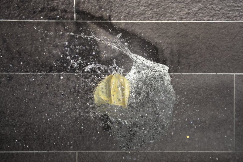 Pallone Di Acqua Che Esplode Fotografia Stock - Immagine di goccia ...