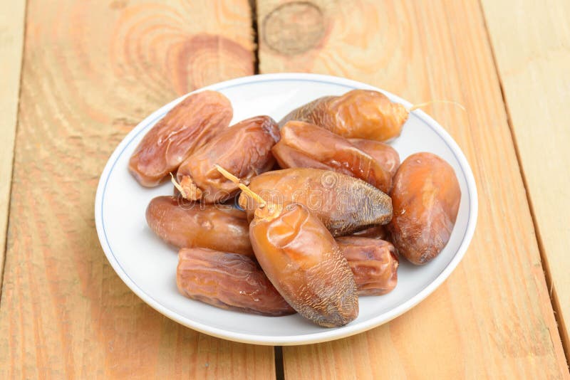 Palma da datteri sul legno immagine stock. Immagine di veloce - 55877035