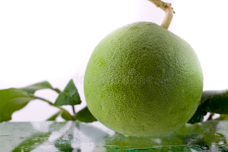 Fruit Vert De Pamplemousse Avec Le Chemin De Coupure Photo stock ...
