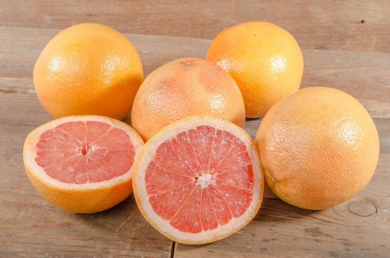 Pamplemousses Et Un Demi Pamplemousse Photo stock - Image du dieting ...