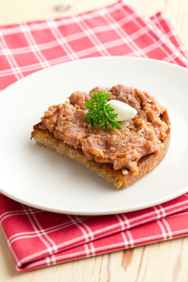 Pan Asado Con Tartare De Filete Foto de archivo - Imagen de picadito ...