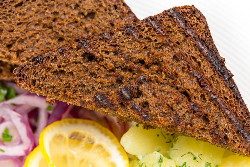 Pan Asado a La Parrilla Y Cebolla Roja Adobada Foto de archivo - Imagen ...