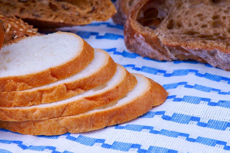 Pan Blanco E Integral En Un Mantel Azul Foto de archivo - Imagen de ...