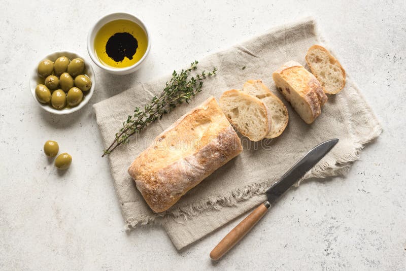 Pan ciabatta italiano imagen de archivo. Imagen de hierba - 159109971