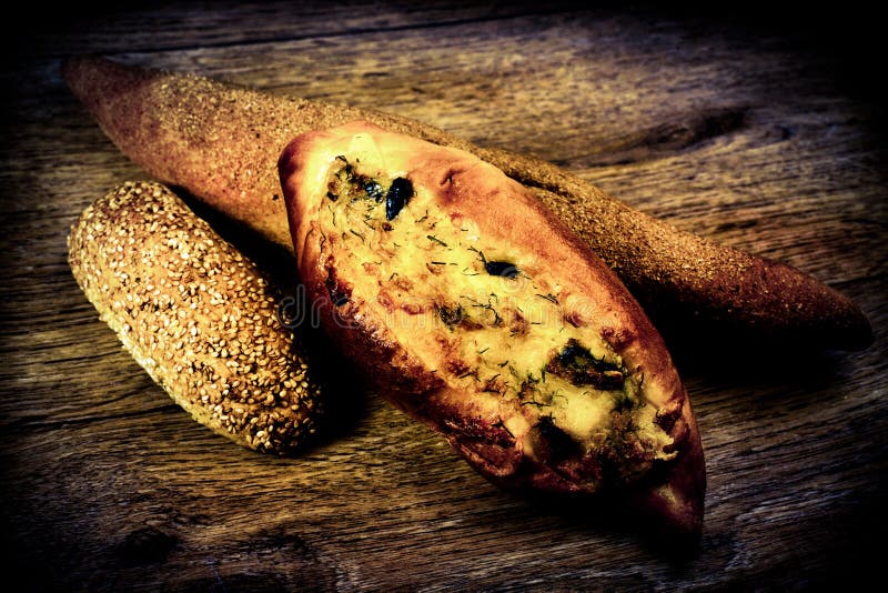 Pan Cocido Fresco Con Trigo Foto de archivo - Imagen de almuerzo, fondo ...