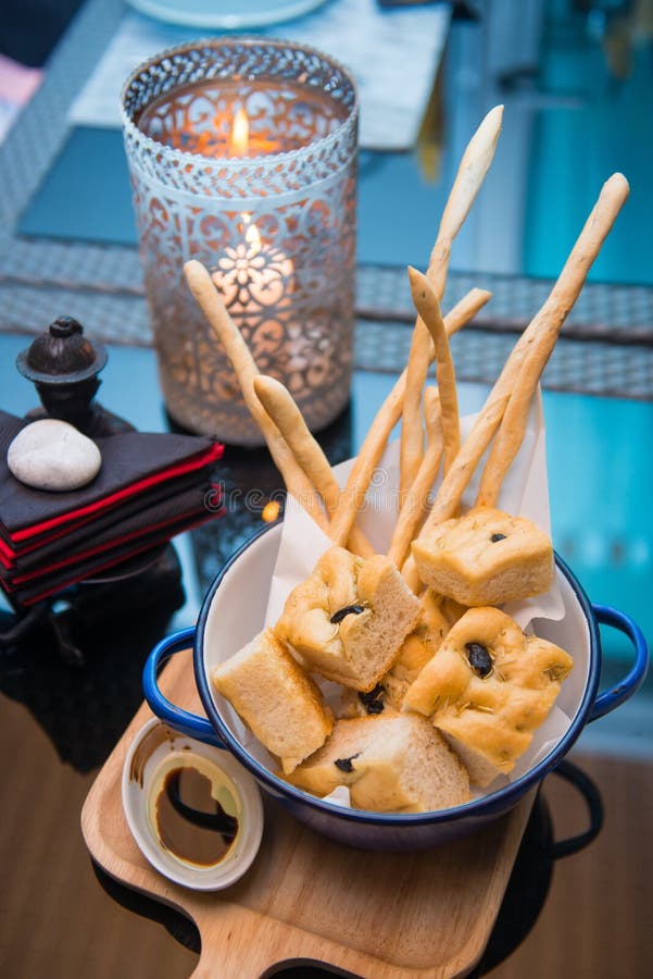 Pan Cocido Hecho En Casa En La Tabla Imagen de archivo - Imagen de ...