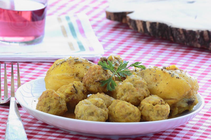 Pan Con Carne Con El Pollo En Salsa De La Almendra Foto de archivo ...