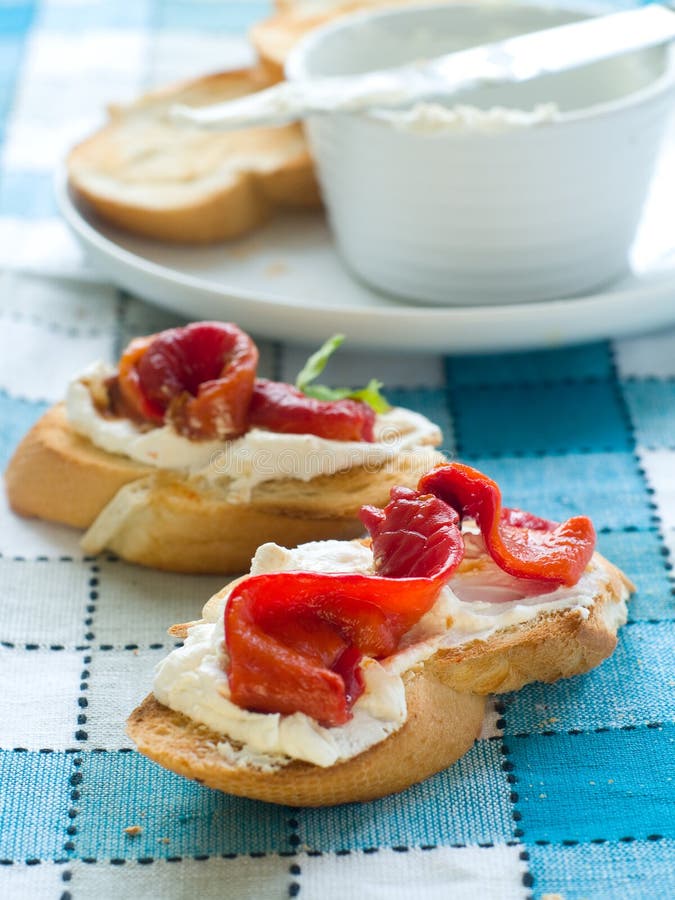 Pan Con Queso Crema Y Pimentón Foto de archivo - Imagen de emparedado ...